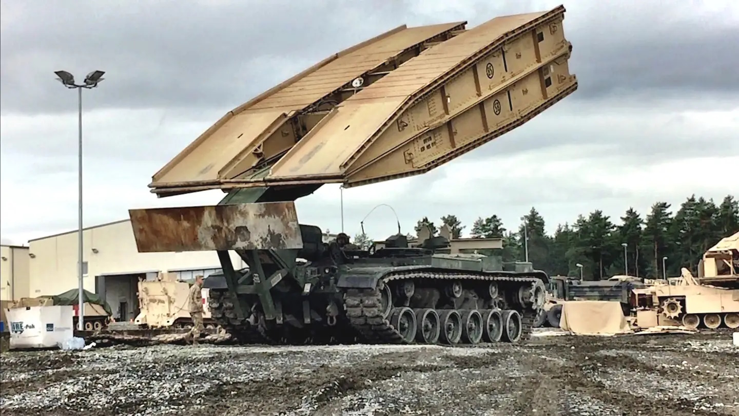 M60 AVLB خودرو زرهی که پل می شود